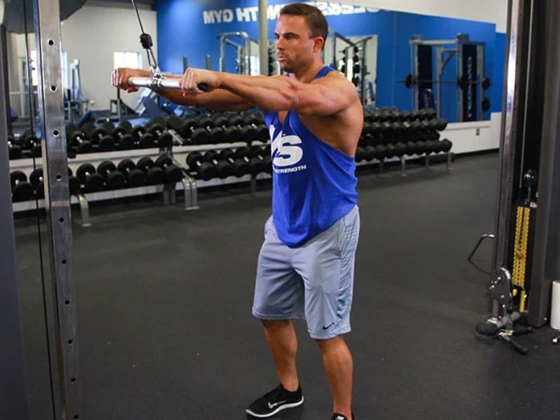 Straight Arm Pulldown là gì? Hướng dẫn cách tập cho Gymer?
