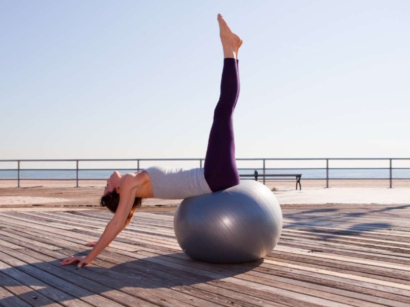 Yoga Ball là gì? Các bài tập với Yoga Ball giúp giảm mỡ bụng
