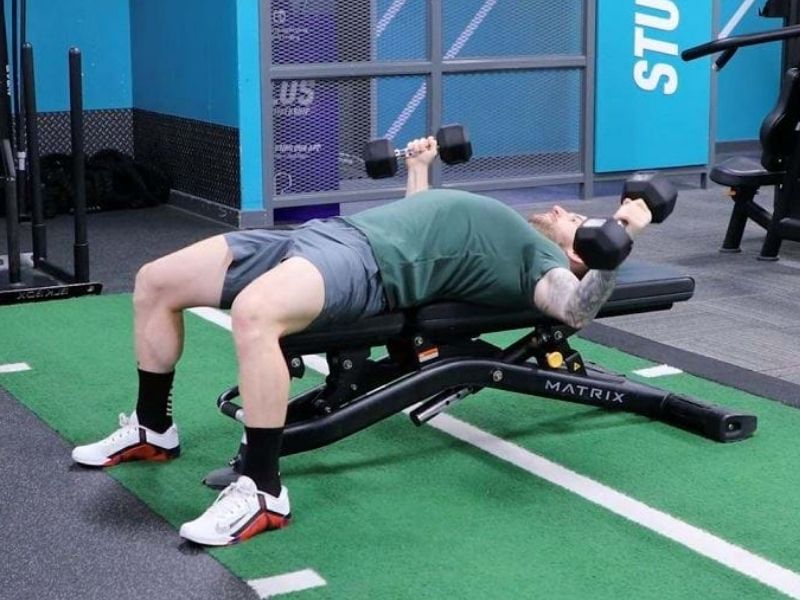 Dumbbell fly là gì? Cách tập giúp phát triển ngực tốt cho Gymer